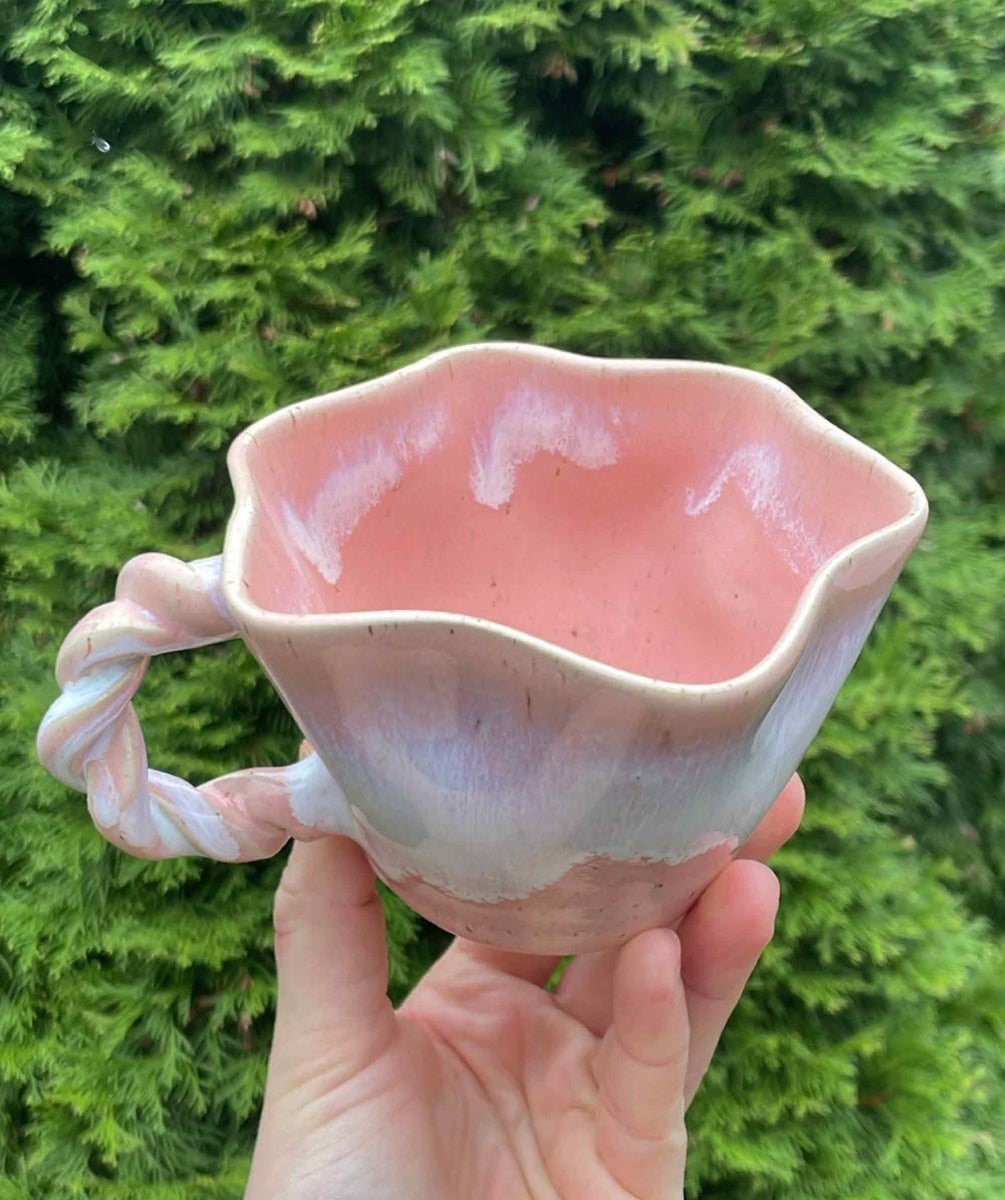 Keramik kop med snoet hank i koralfarver – KRAKI Ceramics